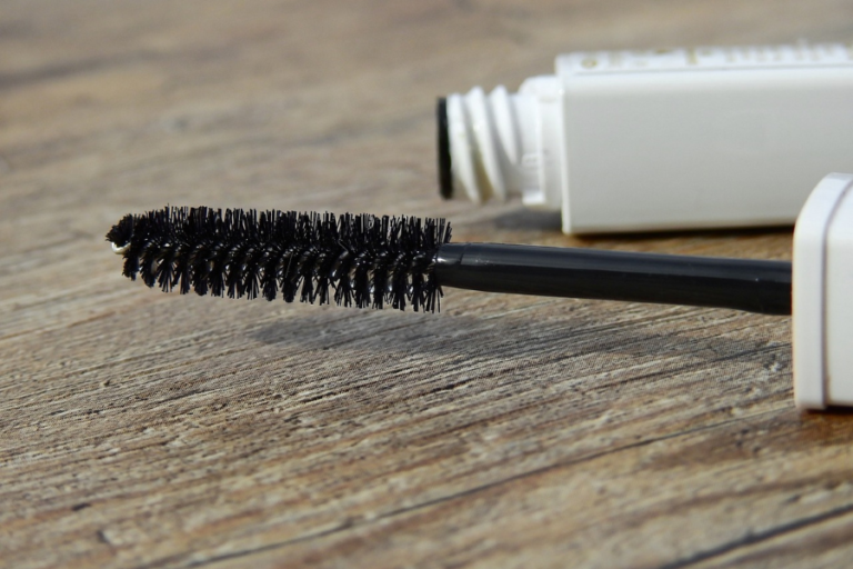 Clean & Natural: The Best Non-Toxic Mascara Brands - That Grateful Mom